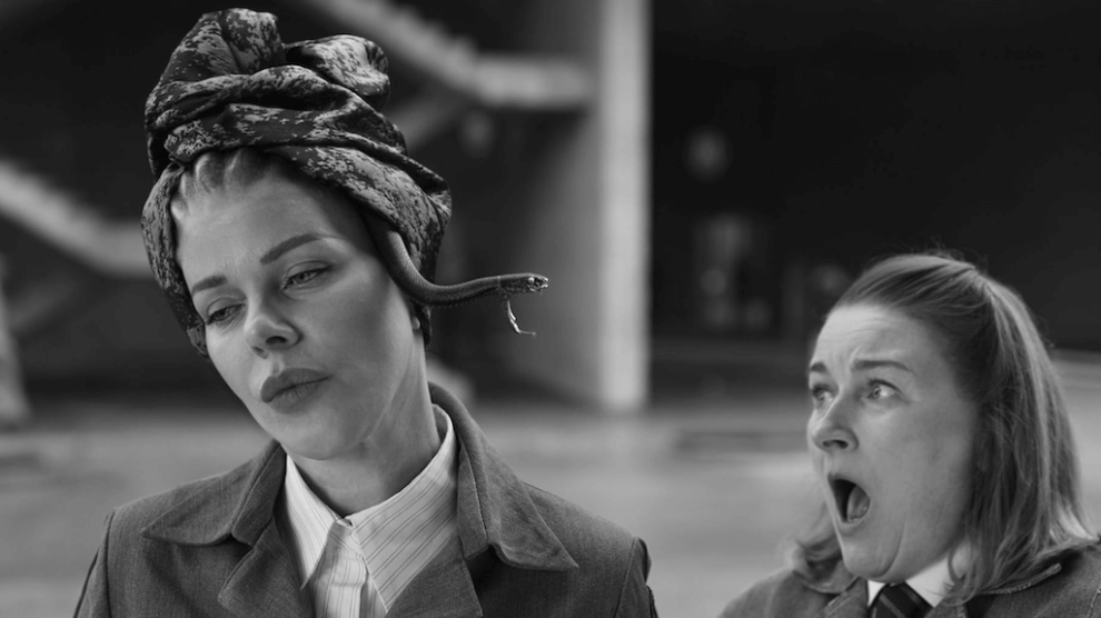 KAOS - kritika | Jeff Goldblum | Netflix sorozat | Filmtekercs.hu